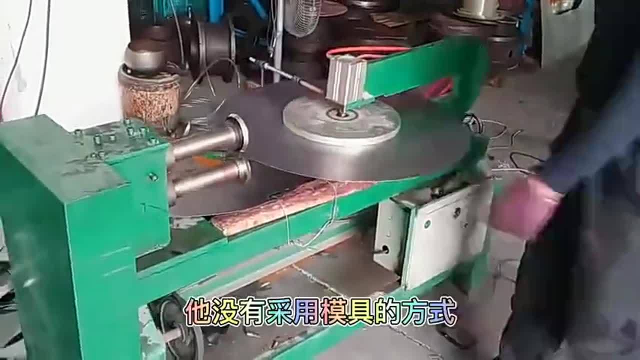 越南圆桶拉伸成型模具,采用经典飞边结构下料,对比国内效率真慢