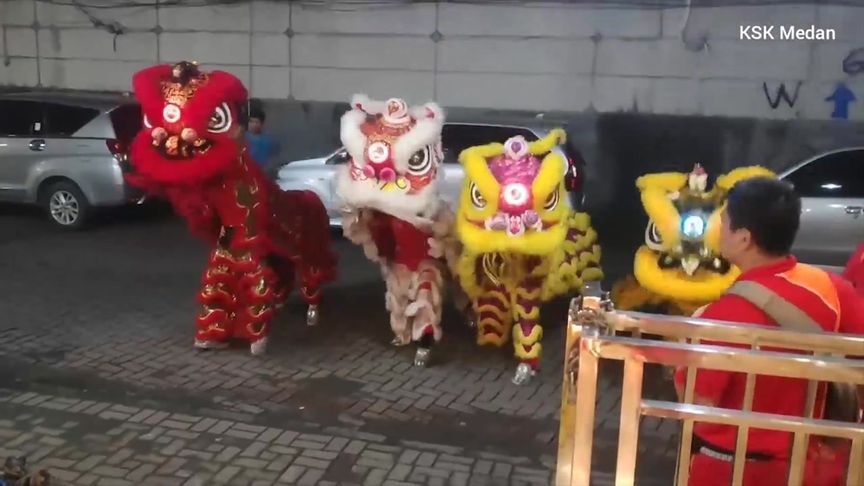 舞狮表演:四头醒狮一起表演,场面好壮观,最喜欢白色醒狮了