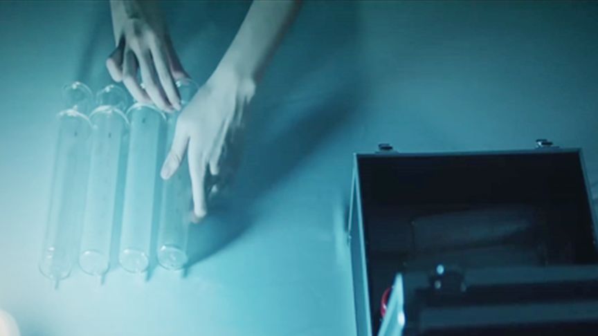 美女拿出8个大针管,抽大伙的血,这么大的针管得抽多少血啊!