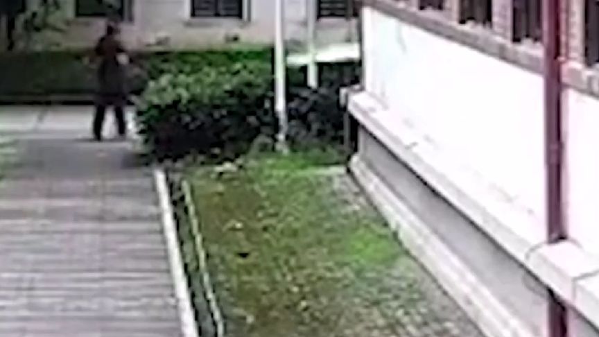 监控画面曝光！广州#男子因纠纷故意驾车撞人致1死2伤