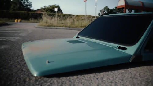 不可思议卡路里汽车,开起来如世界穿模,看去像半截入土