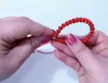 两分钟学会用一根绳子编一条心连心手链,编法太简单了吧