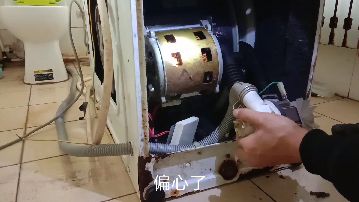 滚筒洗衣机放下排水管进水不停,挂起排水管不排水,修起来挺简单