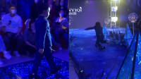 男孩模特走秀,魔性步伐,不料意外摔倒逗翻全场