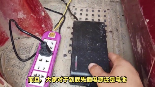 给电动车充电,"先插电池还是先插电源"?用这方法充电不伤电池