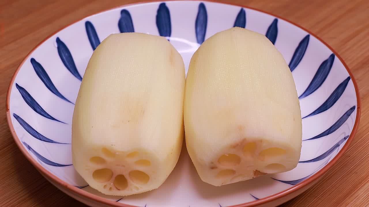 炖莲藕排骨汤,不要直接下锅,教你小诀窍,汤鲜浓白,营养又好喝
