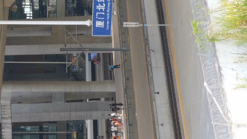 CRH1A在厦门北站内两车交汇