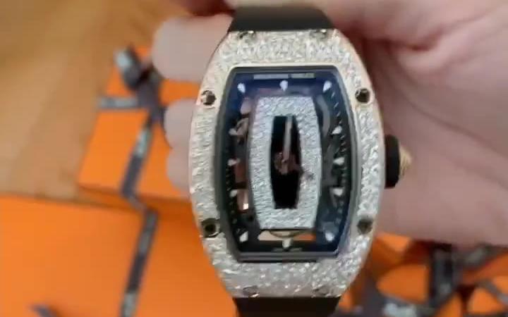 爱马仕腕表详细测评来啦～ 满钻设计决绝子,侧面还有小心机! 黑色表带...