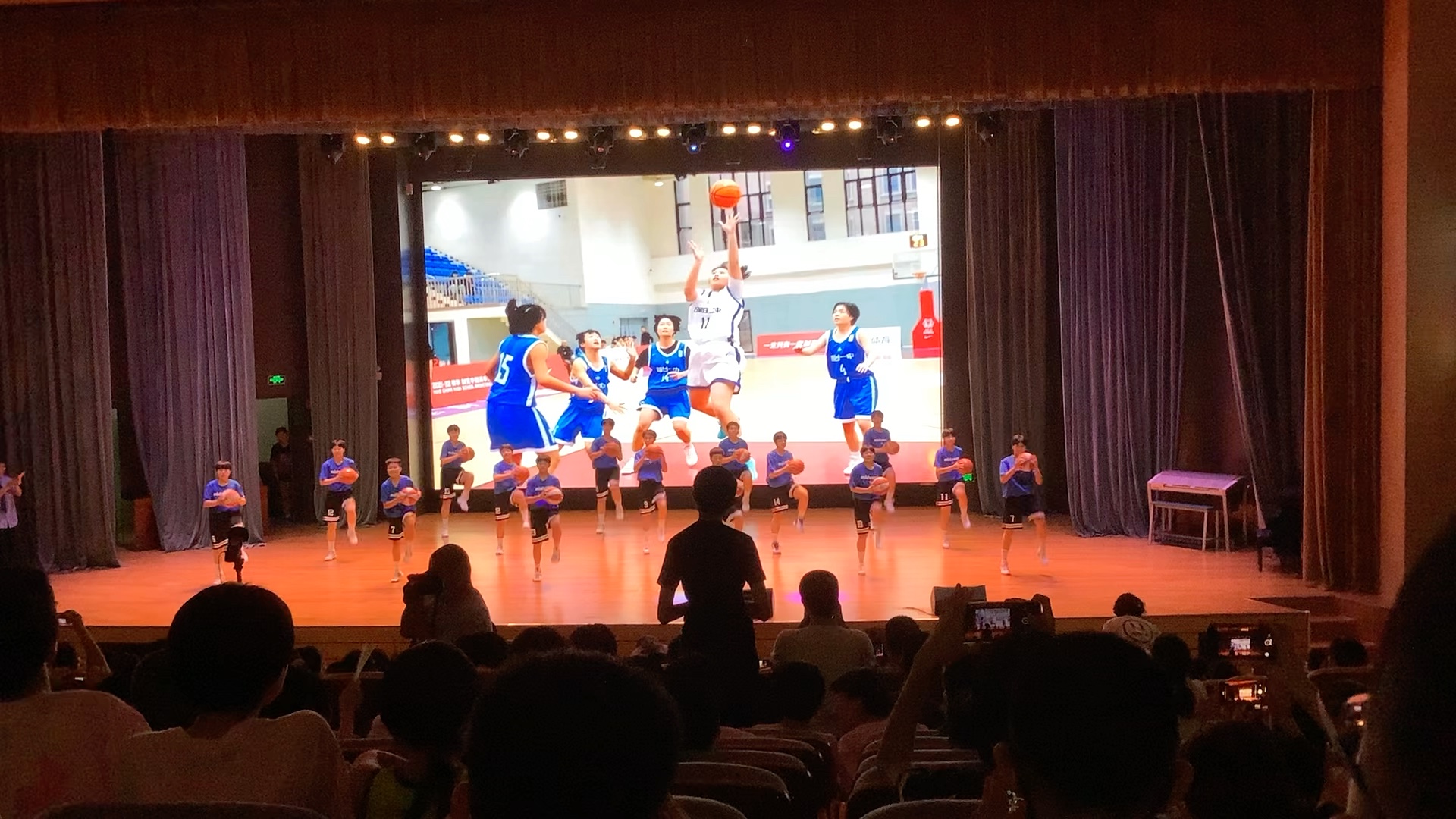 石家庄二中消夏晚会:篮球表演《活力篮球》