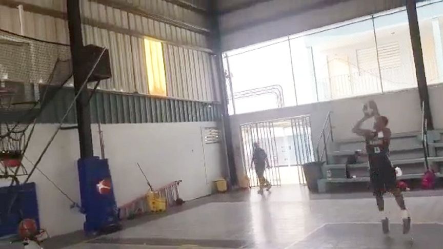 效仿库里!为了抬高抛物线,球队用这种投篮机训练,看起来很有效