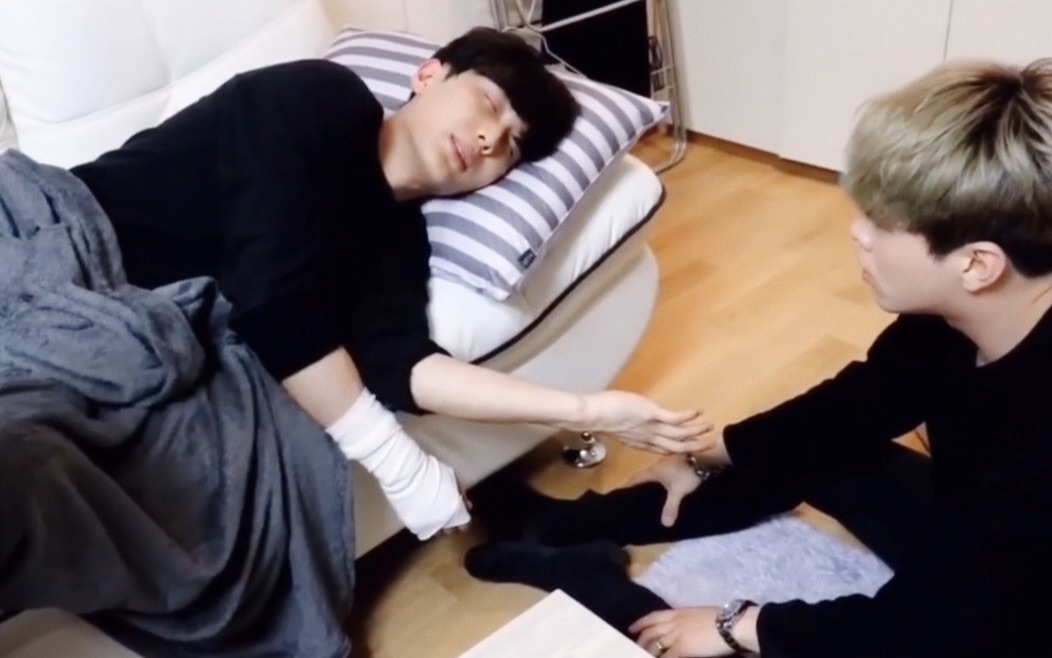 【虐男生】韩国小哥生病整人 打电话叫朋友来照顾他