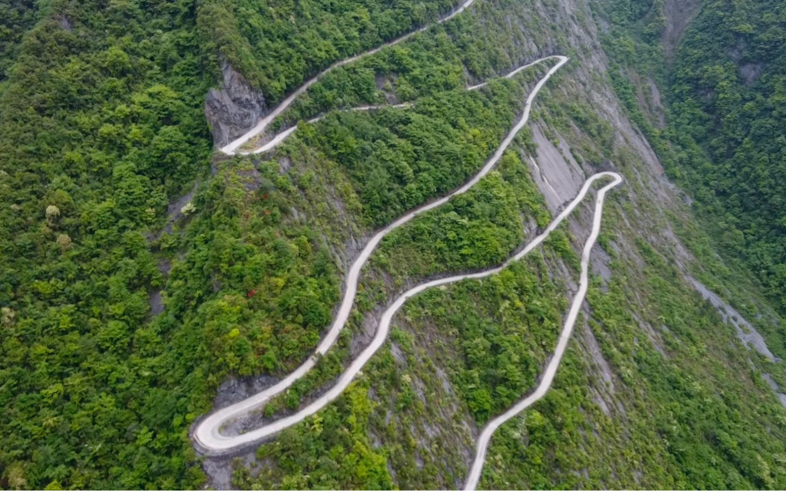 中国八大盘山公路之一,恩施新塘挂壁公路,专治不服的老司机