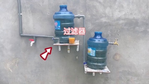 小伙竟然利用两个塑料瓶制作一款过滤器,使水瞬间清澈!