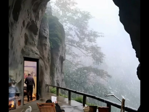 给你5万一个月,住在山洞里五年不出山,有爱人陪着,有手机有网,鸡鸭和...