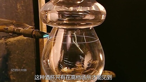 水晶酒杯是如何制造的?先将沙子高温熔化,再缠绕在钢管上吹制