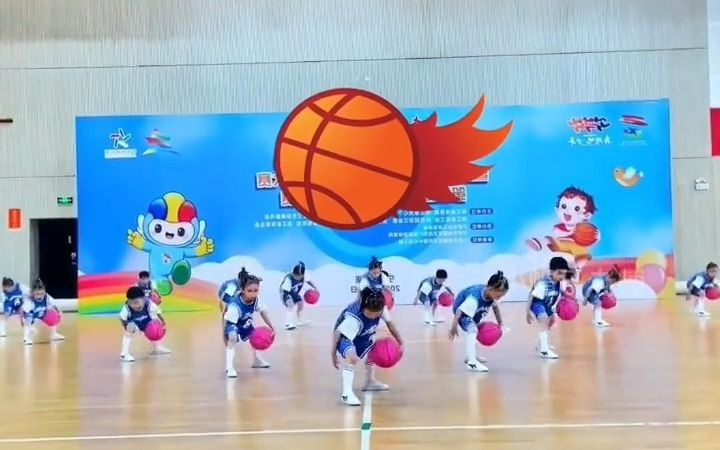 幼儿园六一篮球操表演《花样篮球》,男女生同台,炫酷篮球操,动感音乐...