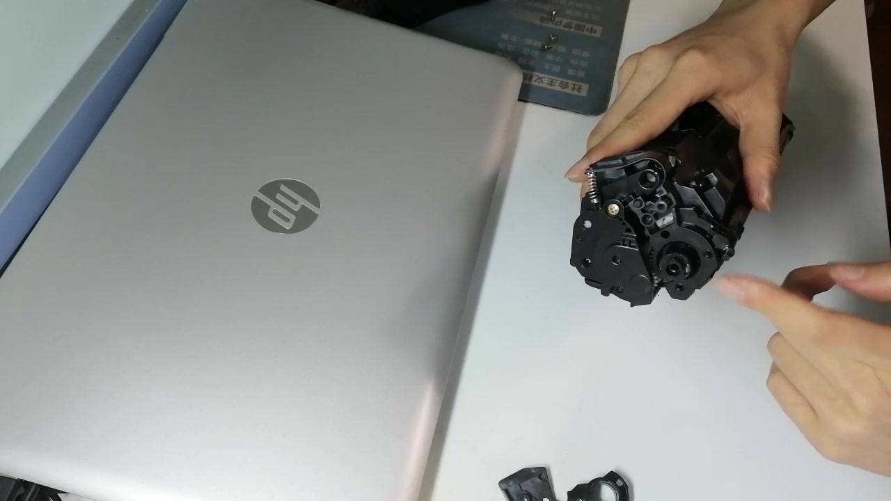 拆解激光打印机关键元件硒鼓