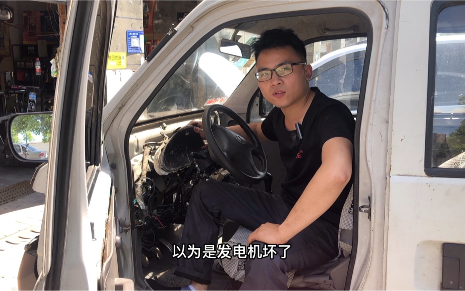 修车小哥遇到汽车仪表电瓶指示灯亮,检查很仔细,只用几元解决问题
