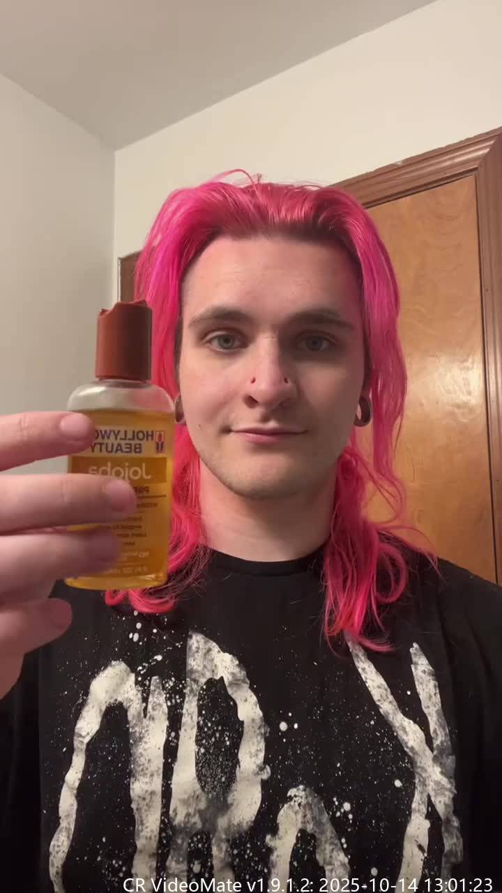 当国外小哥用鼻孔固定荧光棒时