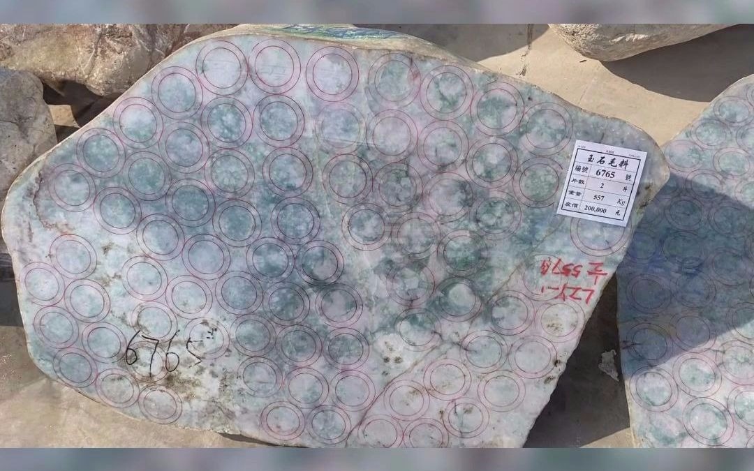 全身脱砂的翡翠原石,切开如何?