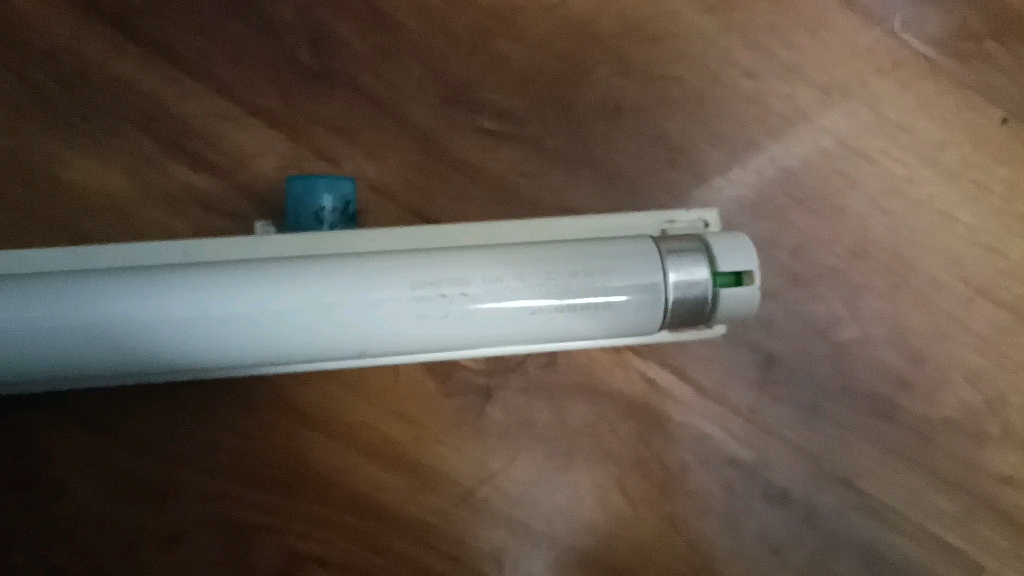 电感式荧光灯支架启动,启辉器工作,后面灯管发红,整流器工作,飞利浦...