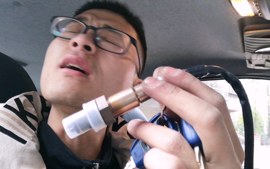 更换汽车氧传感器!