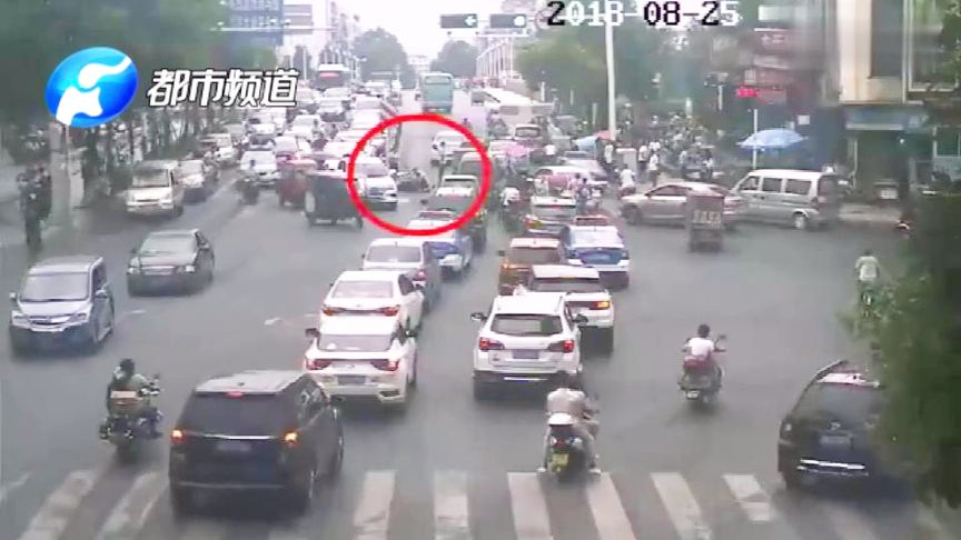 交警坐地上指挥交通?现场:男子因交通事故倒地,腿部已严重变形