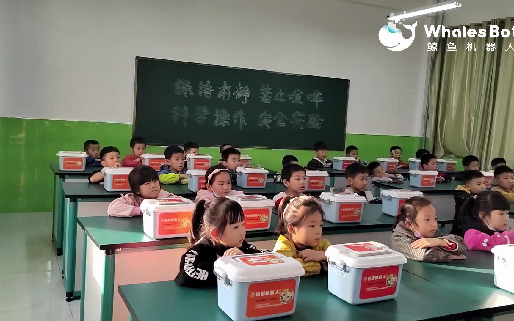 鲸鱼机器人进课堂!全国多省市应用鲸鱼“小学5+2课后服务”。