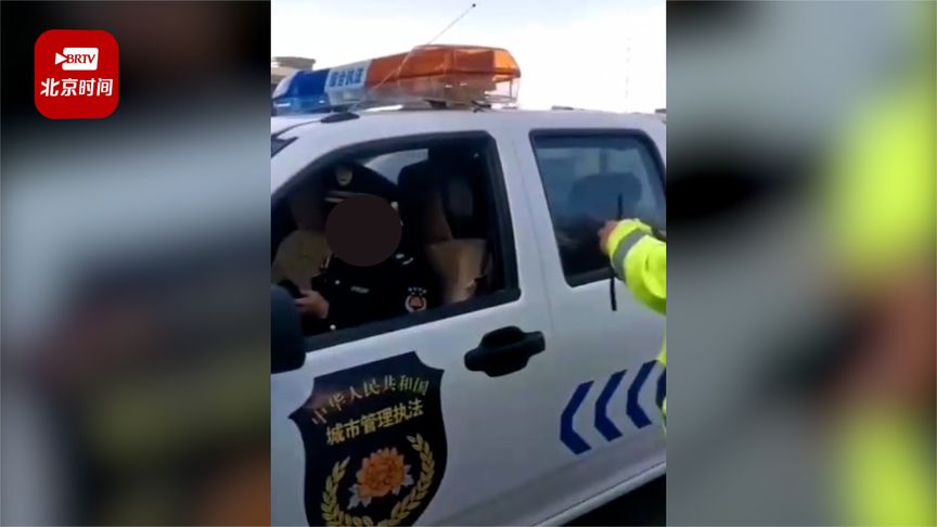 网传洛阳一城管执法车司机无证驾驶被查 城管局:有证没带