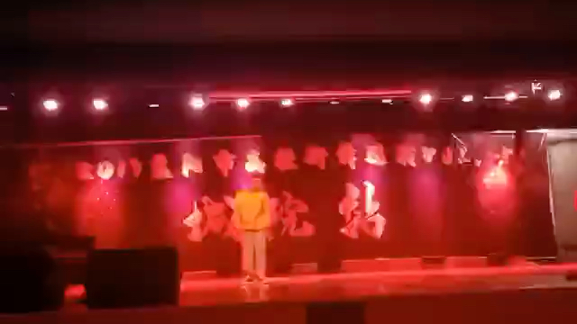 大学街舞表演