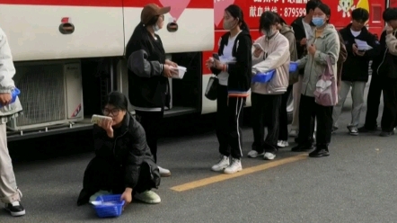 大学生排队义务献血,为国又为家!