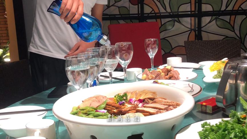 喜酒就是好喝,8人喝六瓶白酒,断片回家,这样喝法搁谁都要晕呀