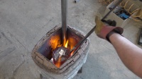 用钢管做模具,熔化的铝水倒进去铸造,脱模可费劲了