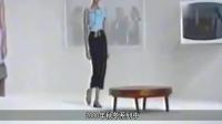 世界上最巧妙的可折叠设计, 咖啡桌变成裙子, 穿身上直接走!