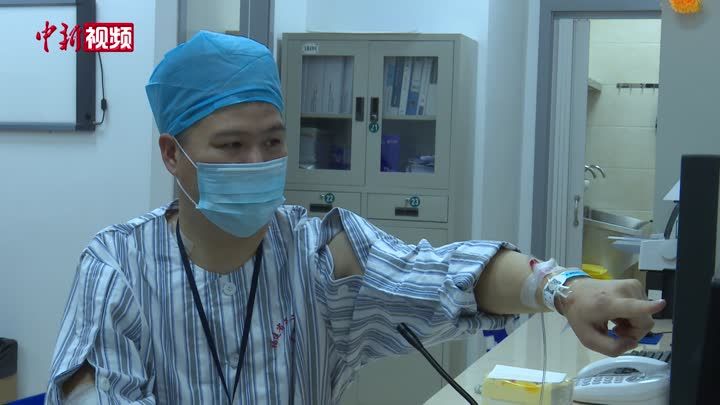福建一医生骨折不忘患者 吊镇痛棒指导手术