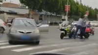 男子当街追打交警头部 打人者被诊断为兴奋躁动状态
