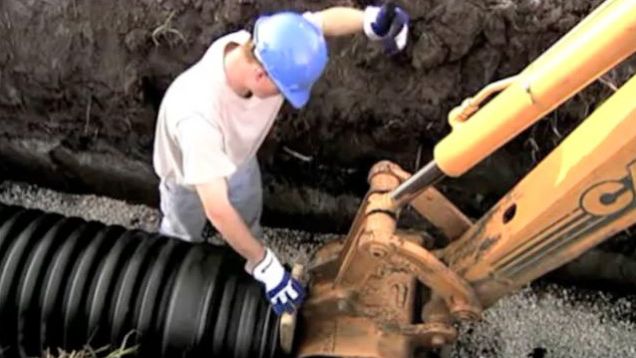 原来老外也会野蛮施工啊!HDPE波纹管埋设居然采用挖机顶管