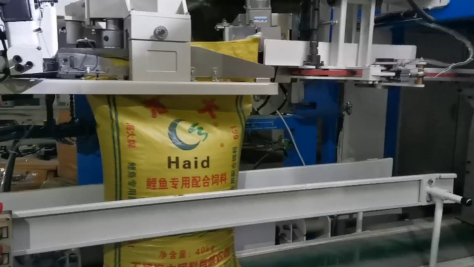 还在为饲料包装头疼? 人工贵、效率低、粉尘大、招工难?饲料全自动...