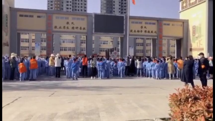 看着闺女学校的升国旗仪式,好怀念我上学的时候