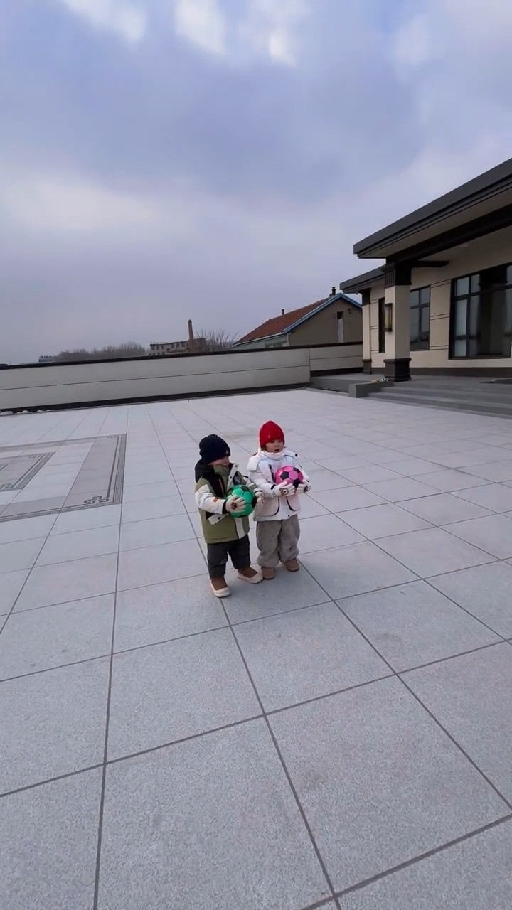 宽敞的农村小院,蓝天、小屋、足球,快乐无忧!