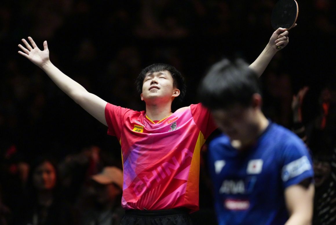 王楚钦激动拥抱王皓!扔发带使劲挥拳宣泄压力,张本智和匆匆退场