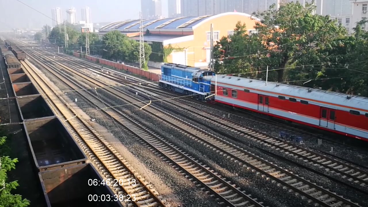 终到天津的k258次火车车底,清客后被调机推送进车辆段