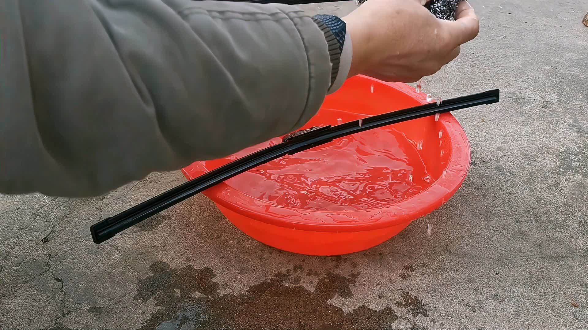你的雨刷是不是吱吱响,是不是刮不干净,先别丢处理一下还能用