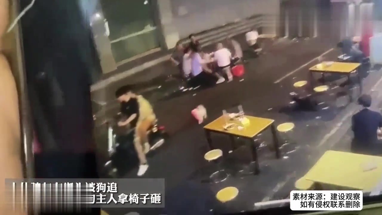 小伙骑车在街头被狗追,下车驱赶差点被狗主人拿椅子砸