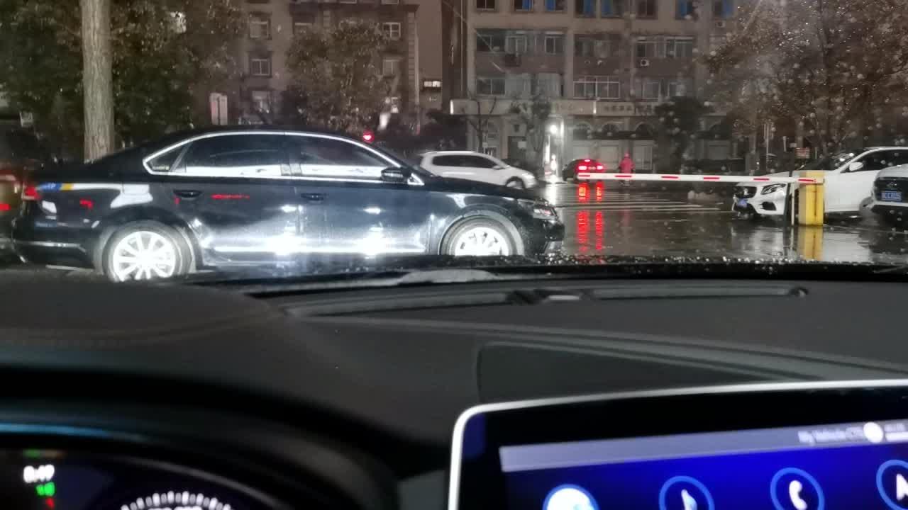 你们的雨刮器也有这样的问题吗?下雨自动雨刮器刮到底部会动两下