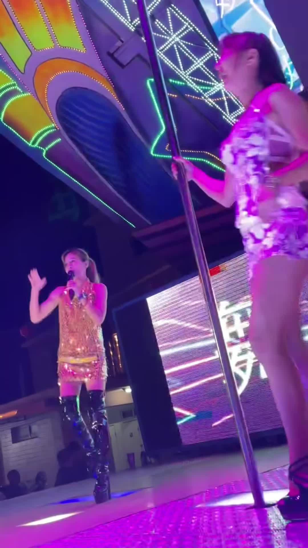 #美女 #演出现场 #危险动作请勿模仿 #演出现场视频 #舞蹈表演