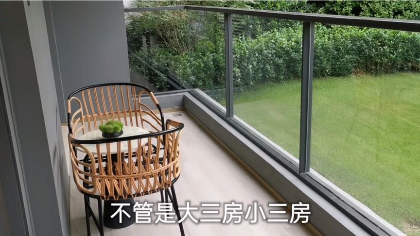 连廊设计的户型,客厅次卧的二个阳台连在一起,房子显得亮堂