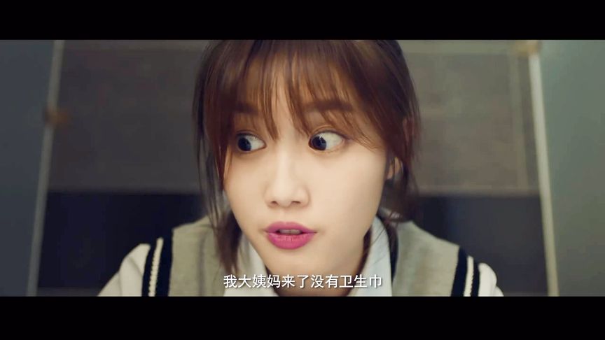 女孩来例假上洗手间没带姨妈巾,幸好旁边有个帅小伙直接给她了一个