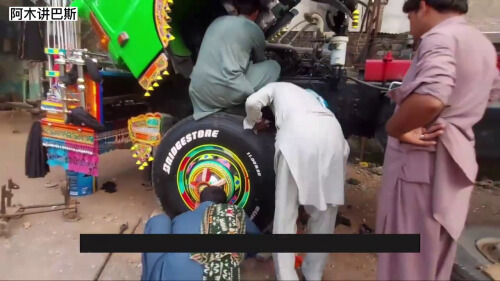 你知道卡车的钢板弹簧是怎样更换的吗?看巴铁师傅的超高手艺!