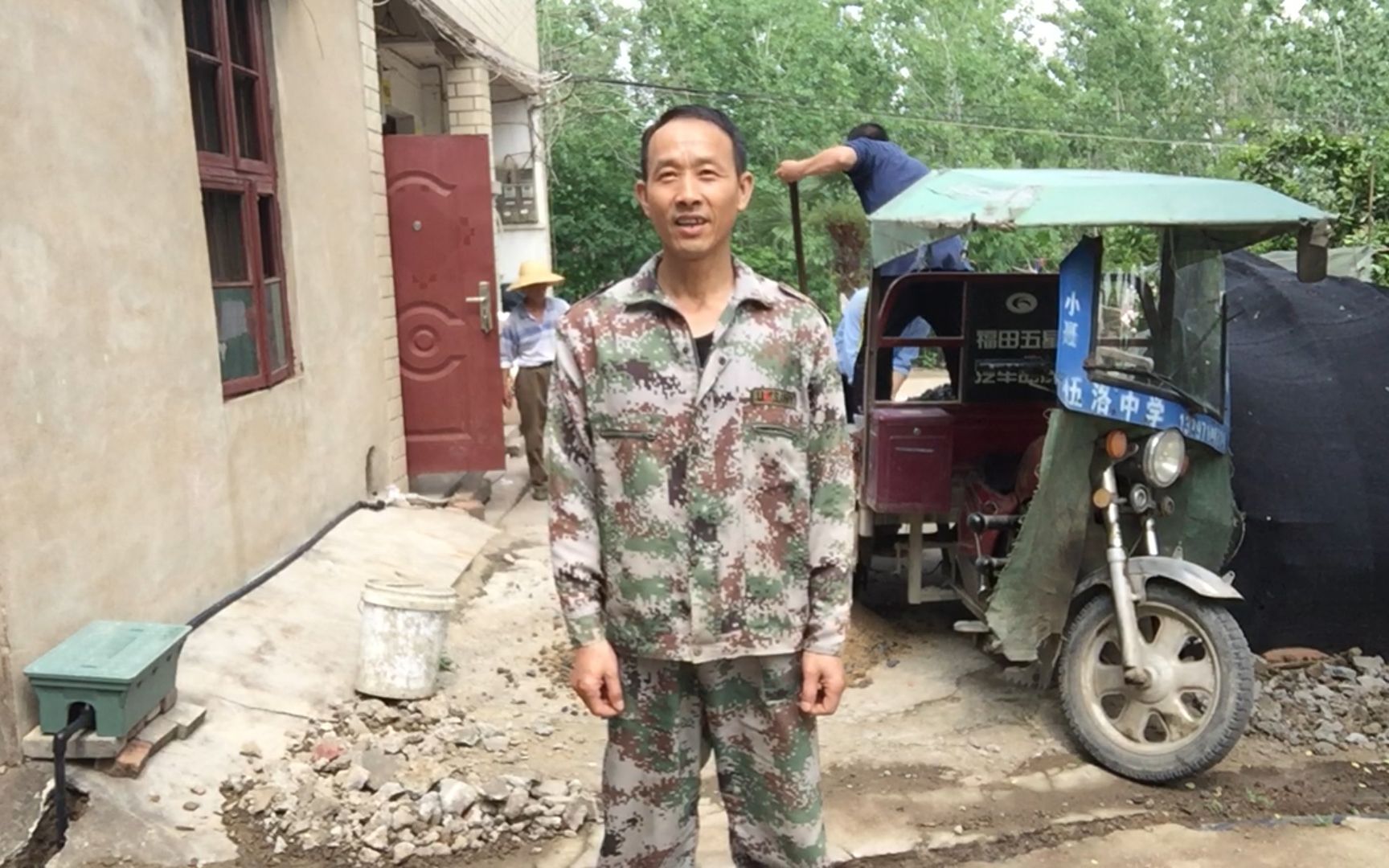 农村饮水工程施工现场,预埋自来水管,用混凝土现浇